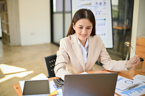 Pengusaha Wanita Asia Yang Menawan Yang Fokus Pada Proyek Bisnisnya Di ... Pengusaha Wanita Asia Yang Menawan Yang Fokus Pada Proyek Bisnisnya Di ...