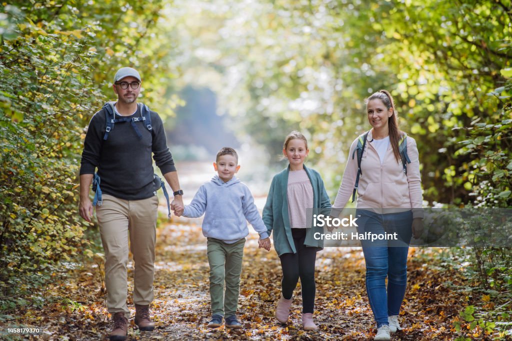 Photo Libre De Droit De Famille Heureuse Avec Des Enfants Qui Se