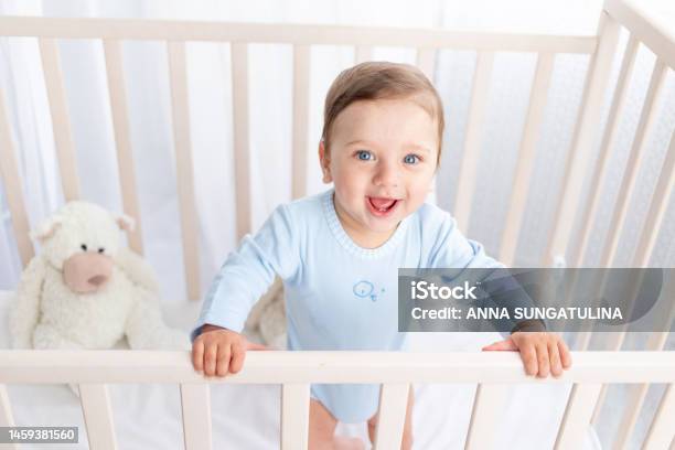Potret Bayi Lakilaki Di Tempat Tidur Bayi Di Kamar Anakanak Dengan Mata ... Potret Bayi Lakilaki Di Tempat Tidur Bayi Di Kamar Anakanak Dengan Mata ...
