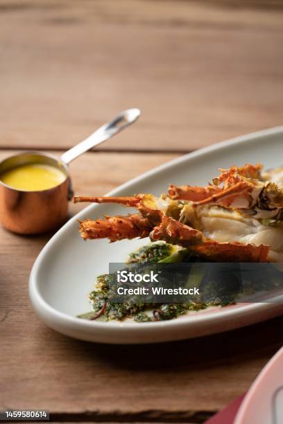Lobster Thermidor Yang Lezat Di Atas Piring Putih Bersarang Hingga Sup ... Lobster Thermidor Yang Lezat Di Atas Piring Putih Bersarang Hingga Sup ...