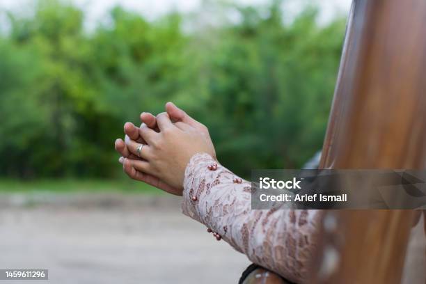 Tangan Pria Dan Wanita Saling Menggenggam Pemotretan Pranikah Foto Stok ... Tangan Pria Dan Wanita Saling Menggenggam Pemotretan Pranikah Foto Stok ...