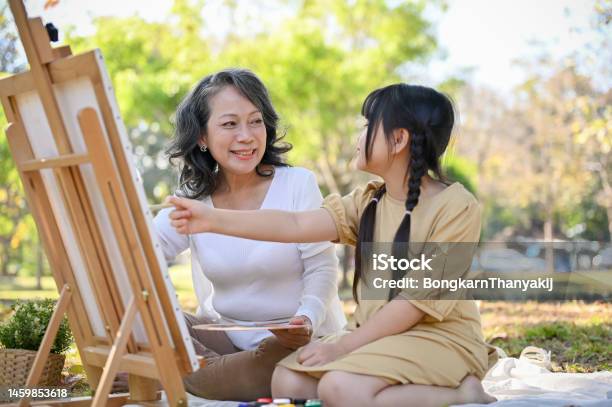Nenek Asia Yang Peduli Dan Baik Hati Mengajari Cucunya Melukis Cat Air