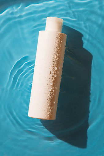 Botol Sampo Putih Kosong Produk Kosmetik Dalam Air Dengan Latar ... Botol Sampo Putih Kosong Produk Kosmetik Dalam Air Dengan Latar ...