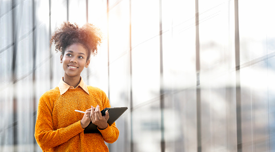 Potret Pengusaha Muda Afrikaamerika Yang Ceria Memegang Tablet Digital ... Potret Pengusaha Muda Afrikaamerika Yang Ceria Memegang Tablet Digital ...