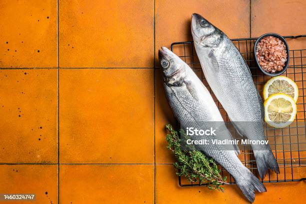 Ikan Bass Laut Mentah Dengan Jeruk Nipis Dan Rempahrempah Latar