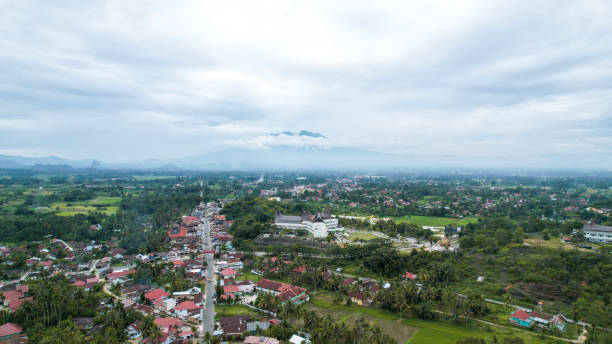 1 300 Bukittinggi Foto Stok Potret And Gambar Bebas Royalti Istock