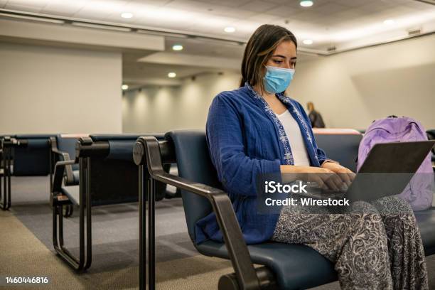 Wanita Bertopeng Bekerja Di Laptop Di Bandara Gadis Latin Chili ... Wanita Bertopeng Bekerja Di Laptop Di Bandara Gadis Latin Chili ...