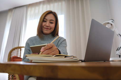 Gambar Potret Seorang Remaja Putri Yang Menulis Di Buku Catatan Saat ... Gambar Potret Seorang Remaja Putri Yang Menulis Di Buku Catatan Saat ...