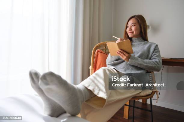 Gambar Potret Seorang Remaja Putri Yang Memegang Dan Menulis Di Buku ... Gambar Potret Seorang Remaja Putri Yang Memegang Dan Menulis Di Buku ...