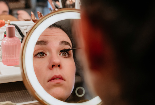 Photo Libre De Droit De Portrait Dune Jeune Femme Maquillée Devant Un Miroir Circulaire Éclairé