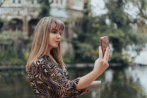 Photo Libre De Droit De Portrait Dune Jeune Femme Debout Dans Un Parc