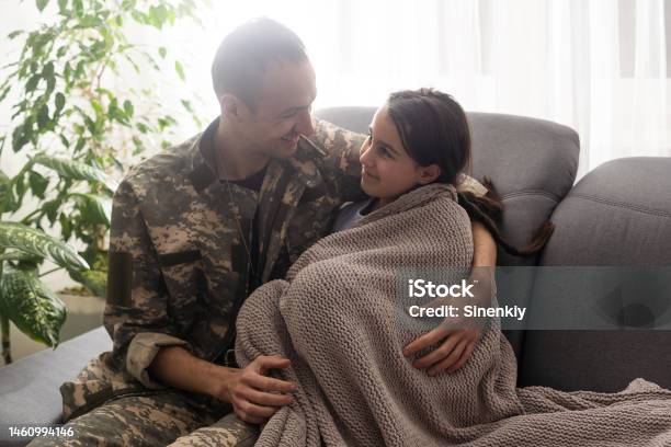 Tentara Mencium Putrinya Saat Dia Tidur Di Tempat Tidur Di Rumah Foto