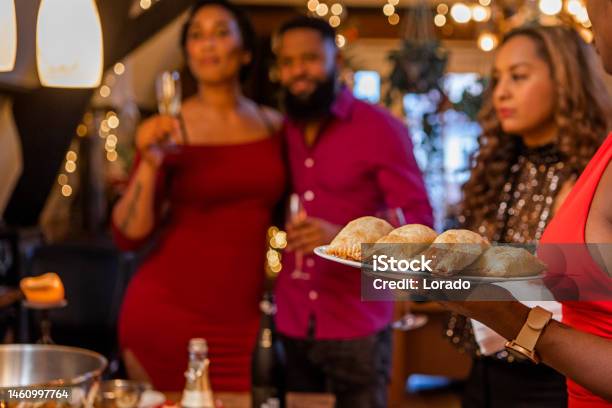 Wanita Kulit Hitam Cantik Melayani Tamunya Di Perayaan Pesta Makan ... Wanita Kulit Hitam Cantik Melayani Tamunya Di Perayaan Pesta Makan ...