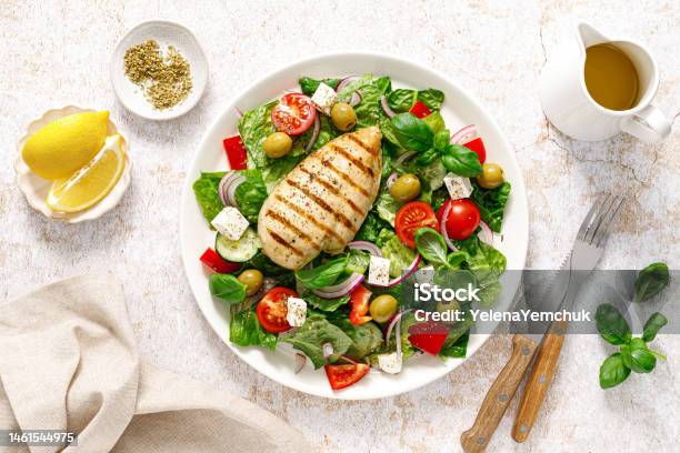 Fillet Ayam Panggang Dan Salad Sayuran Berdaun Hijau Segar Dengan Tomat