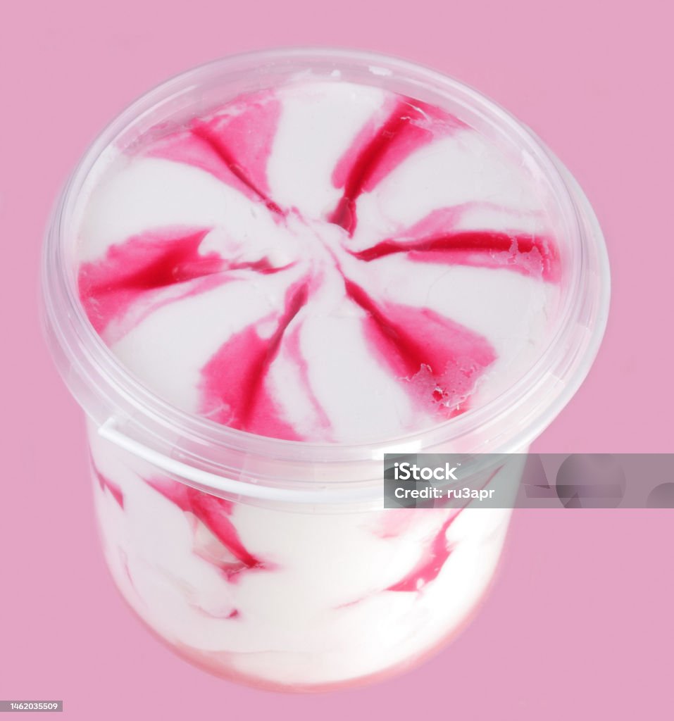 Pote De Helado En Rosado Foto De Stock Y Más Banco De Imágenes De Alimento Alimento Color