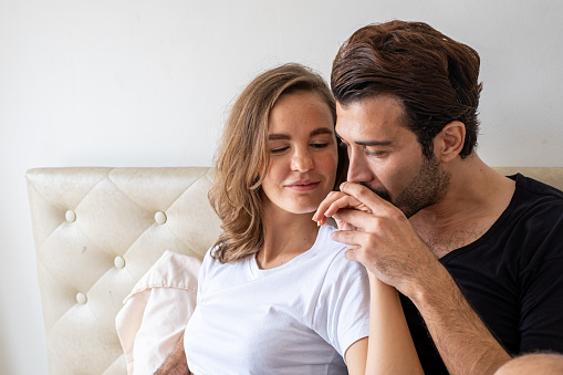 Photo Libre De Droit De Jeune Couple En Couple Sembrassant Et Se