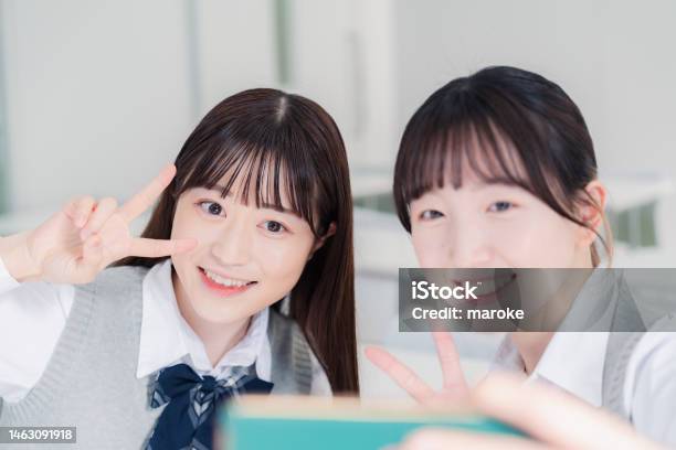 Dua Gadis Sma Mengambil Selfie Ramah Di Kelas Foto Stok Unduh Gambar Sekarang 20 24 Tahun