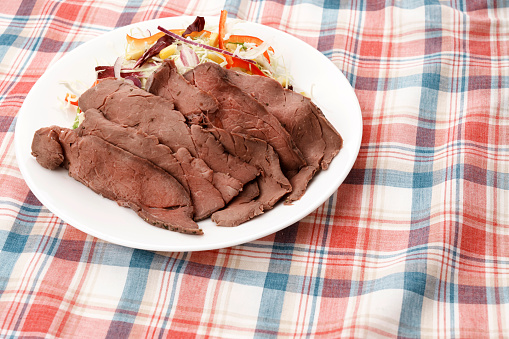 Daging Sapi Panggang Dingin Yang Diiris Tipis Dengan Salad Sayuran Di