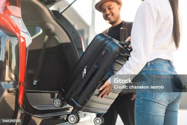 Photo Libre De Droit De Lheureux Couple Met Sa Valise À Larrière De La
