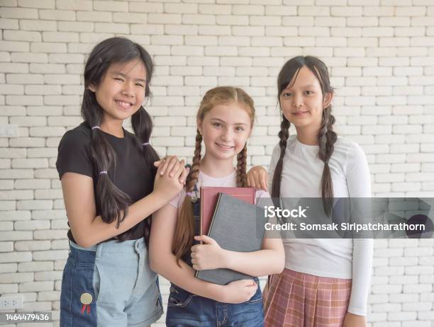 Tiga Siswa Perempuan Di Sekolah Internasional Berdiri Untuk ... Tiga Siswa Perempuan Di Sekolah Internasional Berdiri Untuk ...