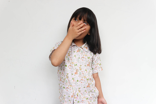 Gadis Kecil Merasa Lelah Atau Mengantuk Menutup Mulut Dengan Tangan