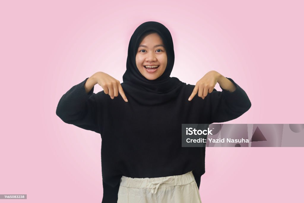Gadis Hijab Asia Menunjukkan Produk Menunjuk Ke Bawah Pada Sesuatu Dan Tersenyum Foto Stok