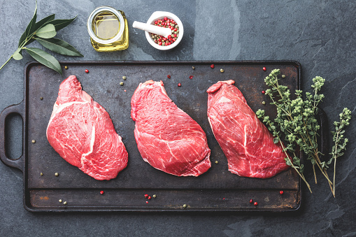 Steak Daging Sapi Mentah Dengan Bumbu Dan Rempahrempah Di Papan