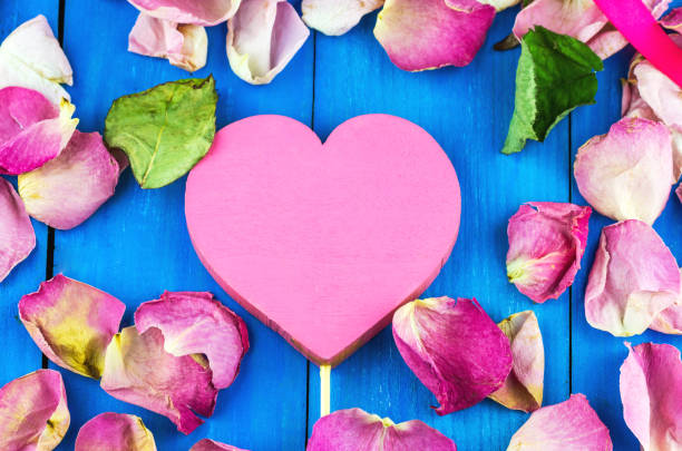 Free picture: Wooden heart with pinkish flowers and chess figures on table