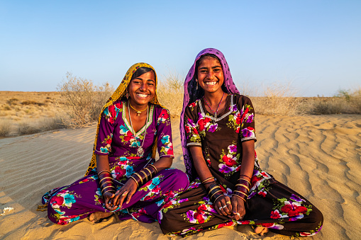 Dos Felices Chicas Indias Gitanas Pueblo Del Desierto India Foto De