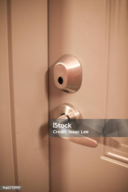 Pegangan Pintu Logam Modern Dan Kenop Pintu Lubang Kunci Yang Melambangkan Perlindungan Dan