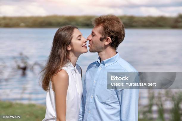 Photo Libre De Droit De Un Jeune Couple Sembrasse Lors Dune Balade À La Campagne Banque Dimages