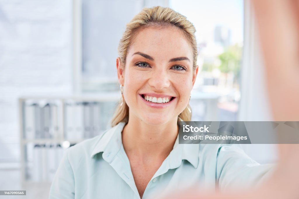 Photo Libre De Droit De Visage Selfie Et Femme Daffaires Au Bureau Pour