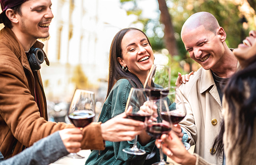 Photo libre de droit de Des Gens Branchés Qui Samusent À Boire Du Vin ... Photo libre de droit de Des Gens Branchés Qui Samusent À Boire Du Vin ...