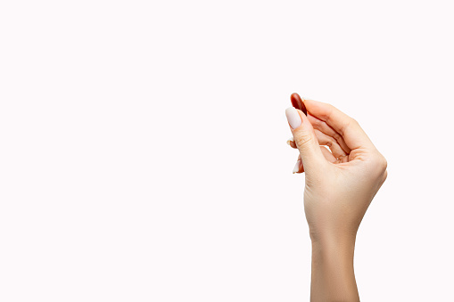 Photo Libre De Droit De Main Tenant Une Pilule Entre Le Pouce Et Lindex