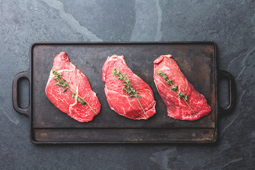 Steak Daging Sapi Mentah Dengan Bumbu Dan Rempahrempah Di Papan