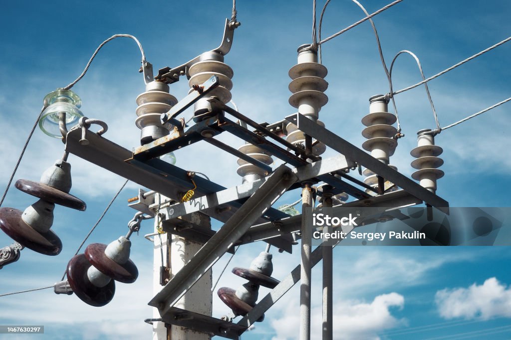 Tiang Tegangan Tinggi Dengan Isolator Dan Kabel Melawan Langit Biru