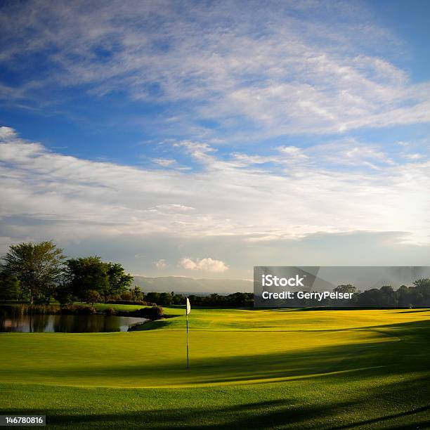 Lapangan Golf Yang Terawat Dengan Baik Dengan Langit Mendung Foto Stok ... Lapangan Golf Yang Terawat Dengan Baik Dengan Langit Mendung Foto Stok ...