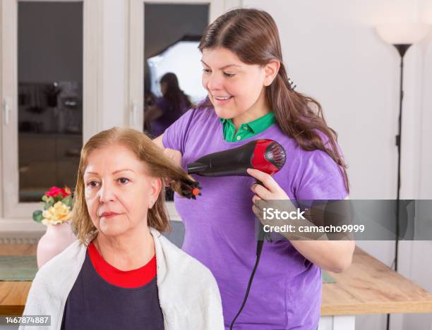 Anak Perempuan Membuat Langkah Menyisir Rambut Ibu Setelah Mewarnainya ... Anak Perempuan Membuat Langkah Menyisir Rambut Ibu Setelah Mewarnainya ...