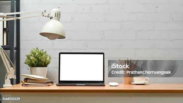 Komputer Laptop Tanaman Pot Lampu Dan Persediaan Di Atas Meja Kayu Di