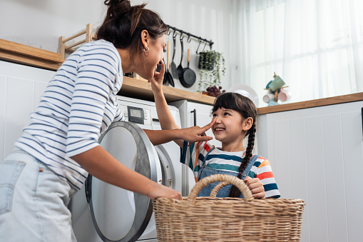 Ibu Cantik Kaukasia Mengajar Putri Kecil Mencuci Pakaian Kotor Anak ... Ibu Cantik Kaukasia Mengajar Putri Kecil Mencuci Pakaian Kotor Anak ...