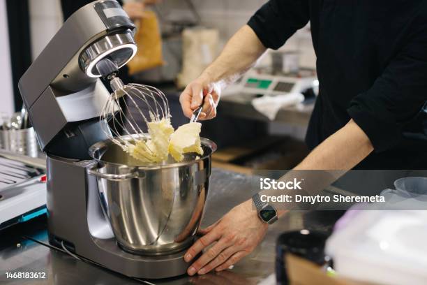 Membuat Macaron Mixer Meja Dapur Perak Menguleni Adonan Untuk Macaron ... Membuat Macaron Mixer Meja Dapur Perak Menguleni Adonan Untuk Macaron ...