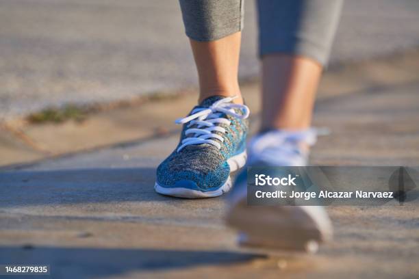 Vista De Los Pies De La Mujer Deportiva Caminando Espacio De Copia ... Vista De Los Pies De La Mujer Deportiva Caminando Espacio De Copia ...