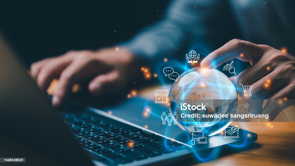Hombre De Negocios Que Utiliza La Computadora Con Tecnología De ... Hombre De Negocios Que Utiliza La Computadora Con Tecnología De ...