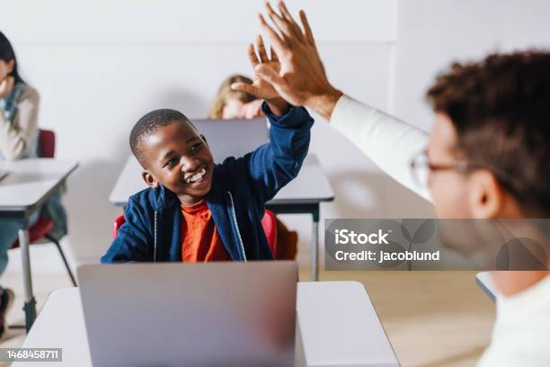 Guru Dan Siswa Melakukan Tos Di Kelas Ilmu Komputer Merayakan Pelajaran Yang Sukses Foto Stok