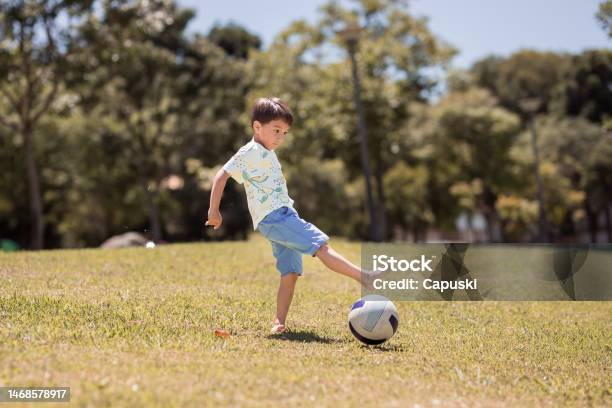 Niño Descalzo Jugando Al Fútbol En El Parque Foto De Stock Y Más Banco