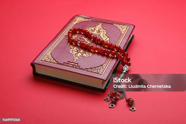 Tasbih Muslim Dan Quran Dengan Latar Belakang Merah Foto Stok - Unduh ... Tasbih Muslim Dan Quran Dengan Latar Belakang Merah Foto Stok - Unduh ...