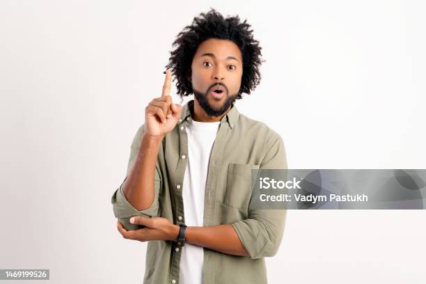 Terinspirasi Pria Muda Afrikaamerika Yang Ceria Berusia 30an Memegang ... Terinspirasi Pria Muda Afrikaamerika Yang Ceria Berusia 30an Memegang ...