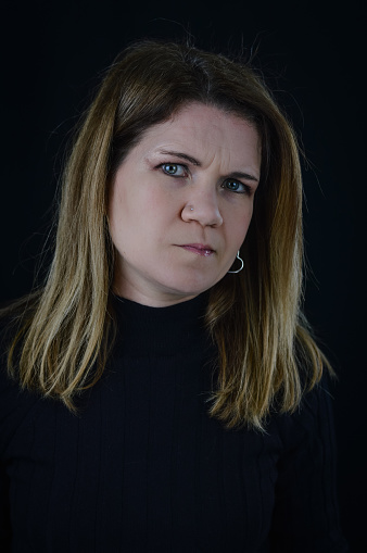 Photo Libre De Droit De Portrait Dune Belle Femme Blonde Qui Écarquille Les Yeux Et A Lair
