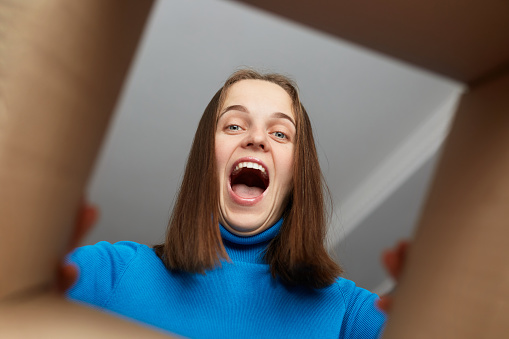 Wanita Kaukasia Dewasa Muda Dengan Rambut Cokelat Membongkar Kotak