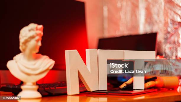Prasasti Nft Dan Tangan Buatan Di Tempat Kerja Desainer Huruf Token ... Prasasti Nft Dan Tangan Buatan Di Tempat Kerja Desainer Huruf Token ...